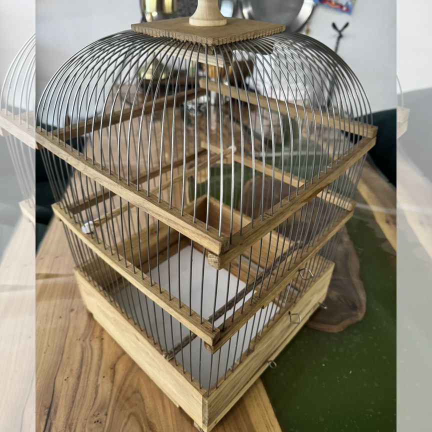 Деревянная клетка для птиц