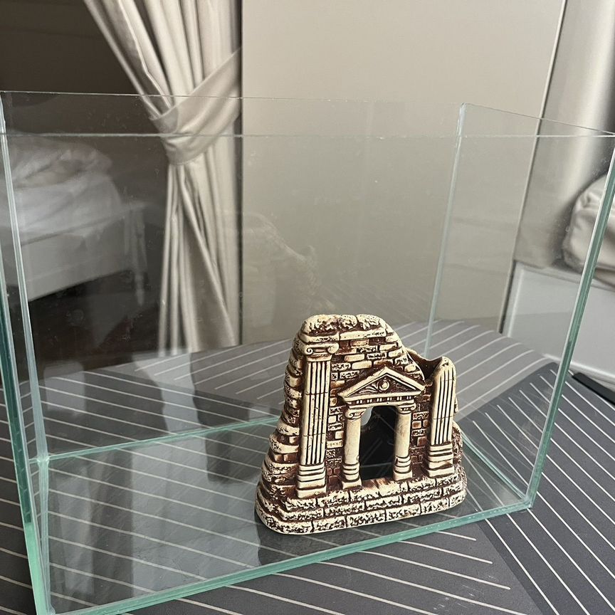 Аквариум с домиком для рыб