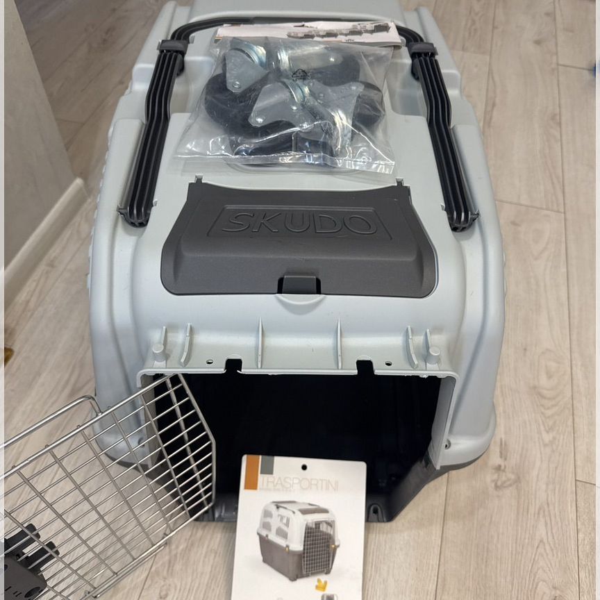 Переноска skudo 4 с колесами новая