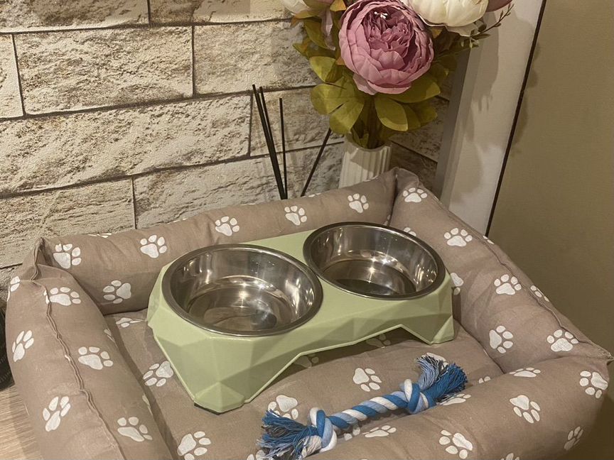 Лежанка,миски,игрушка