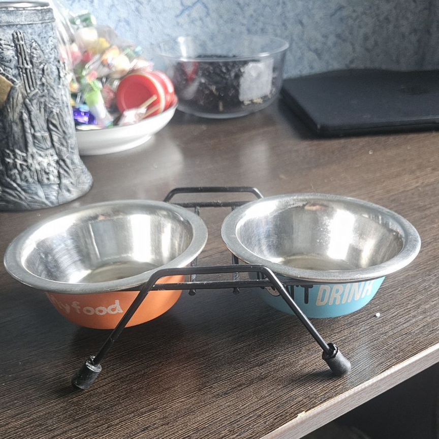 Металлические миски на подставке