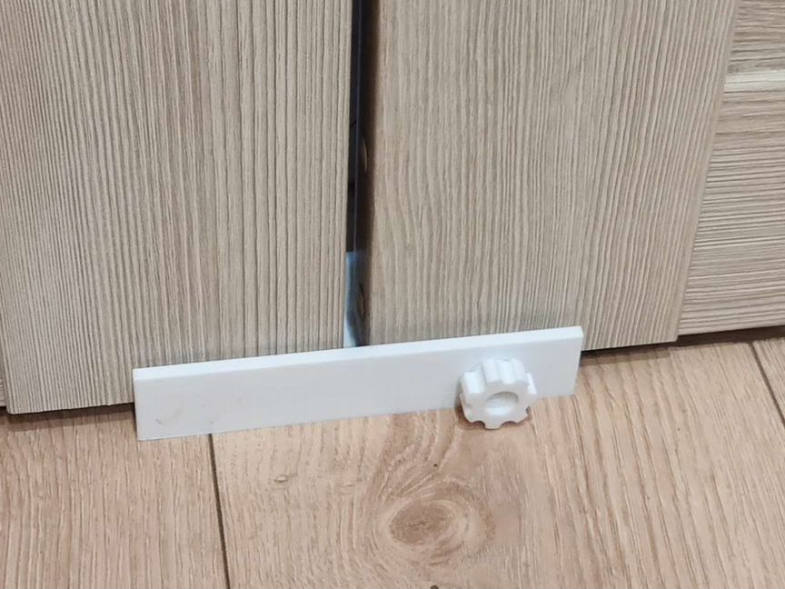 Фиксатор двери от открытия собакой