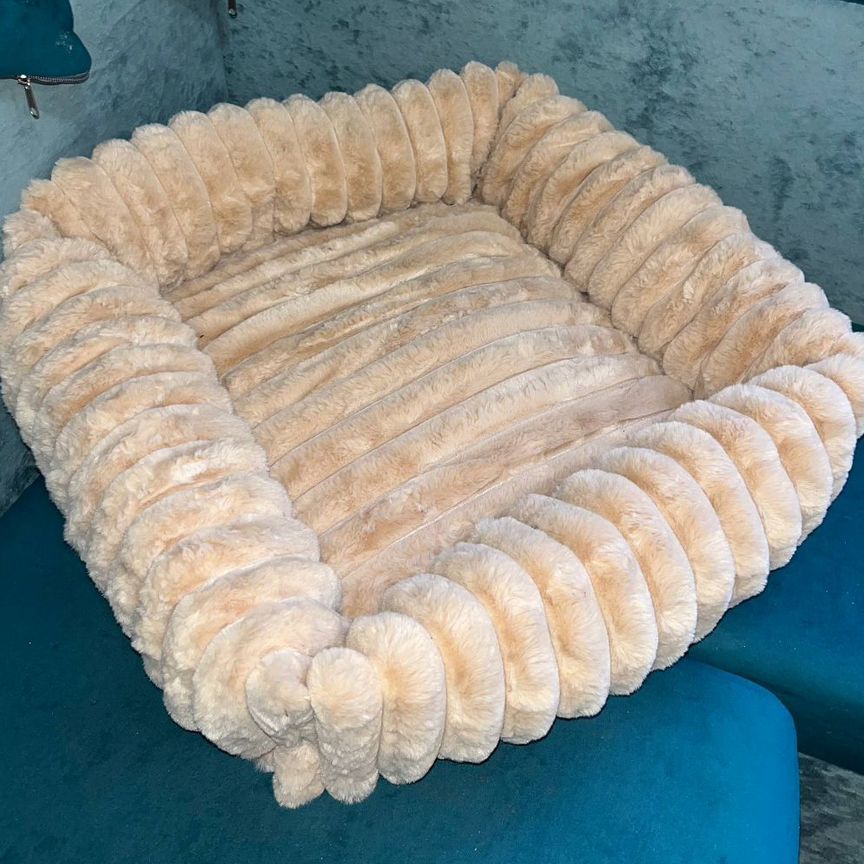 Лежанка плюшевая для собак и кошек средних пород