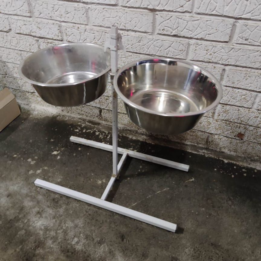 Стойка с мисками для кормления собак