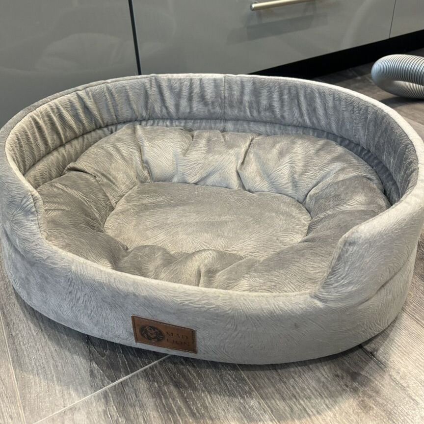 Лежанка для кошек, переноска, принадлежности