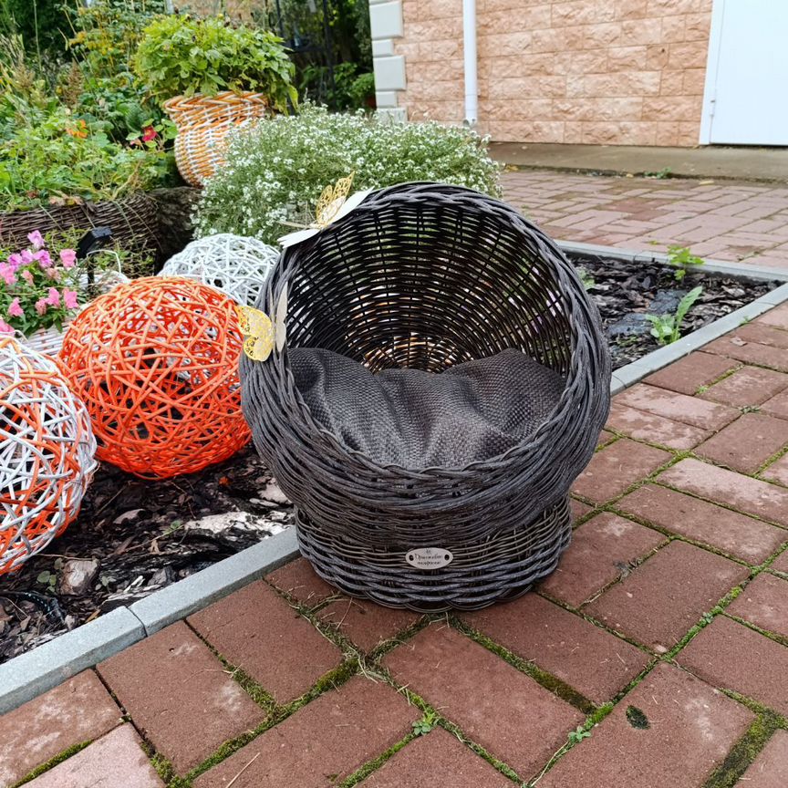 Лежанка для животных плетеная