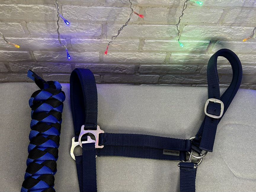 Недоуздок и чумбур для лошади