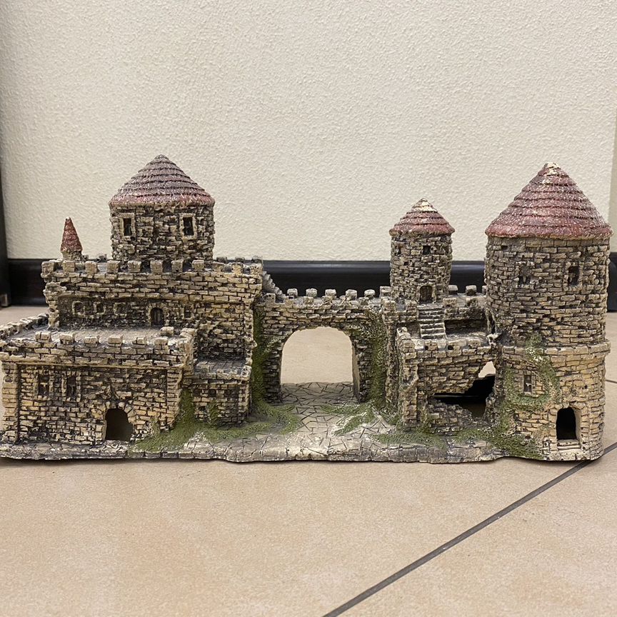 Замок в аквариум