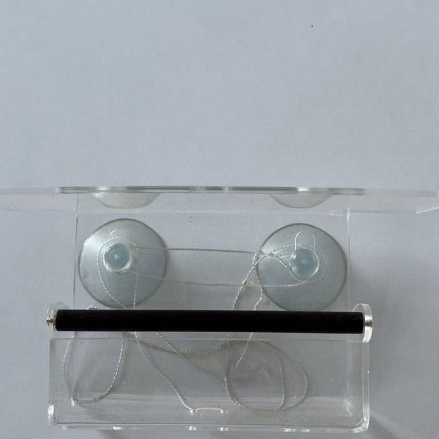 Кормушка для птиц с присосками на стекло