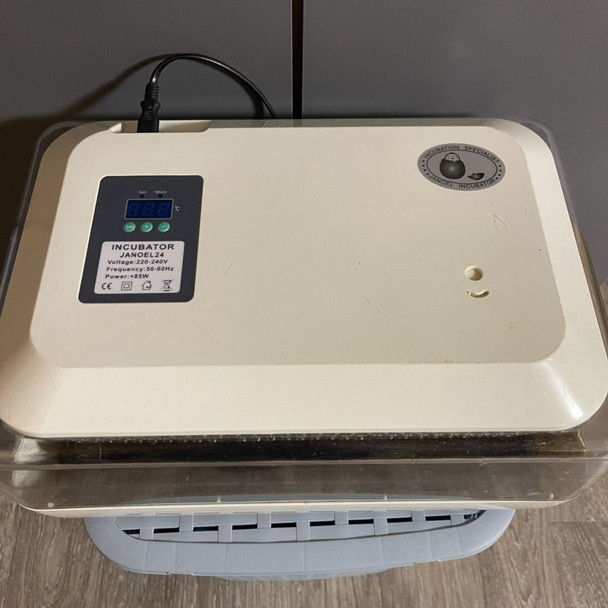 Продам инкубатор janoel 24