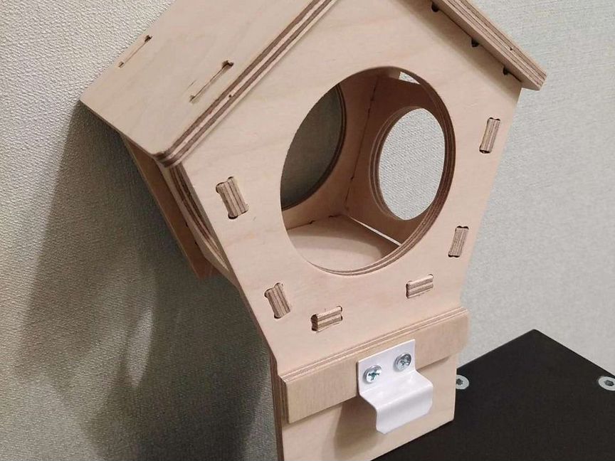 Кормушка для птиц на окно