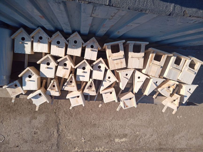 Синичники и кормушки