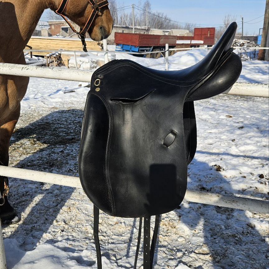 Выездковое седло