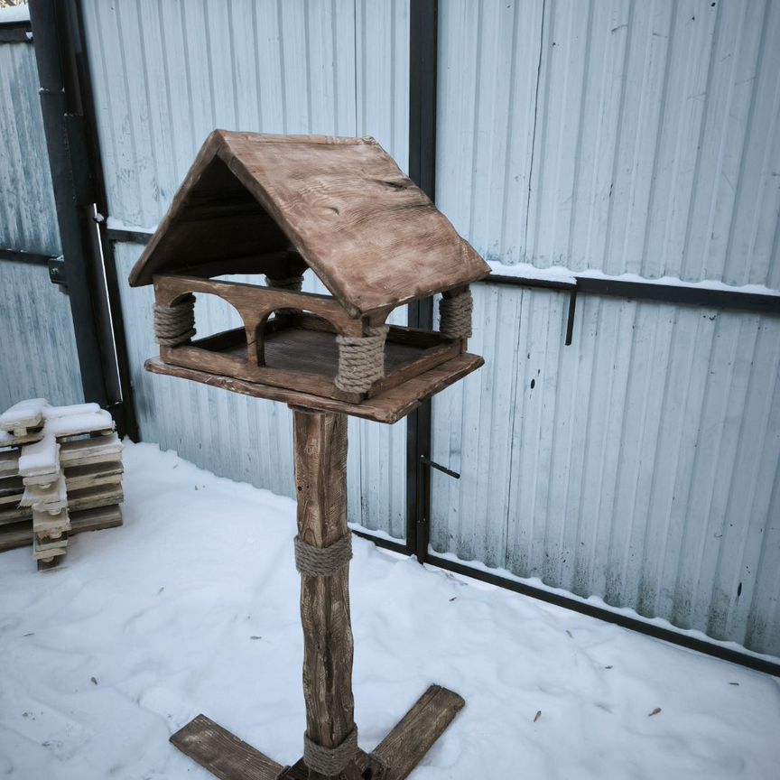 Кормушка из массива. Рустированая под старину