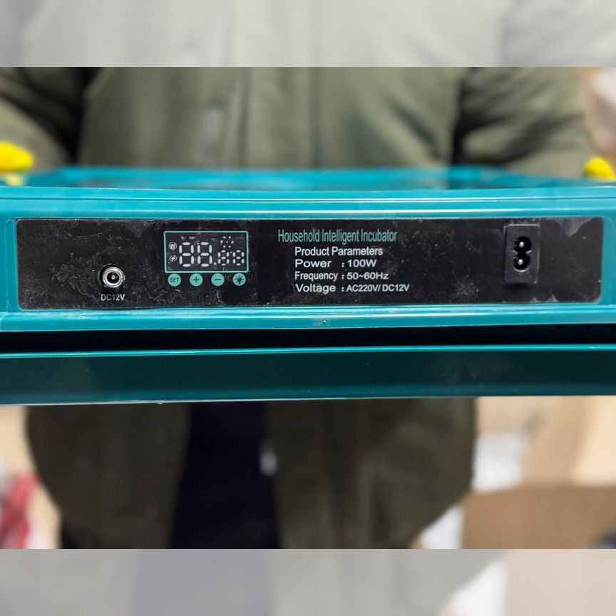 Инкубатор для яиц автоматический на 64 яйца 220B/1