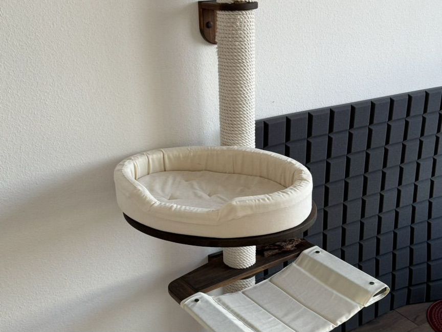 Кошачий домик с когтеточкой