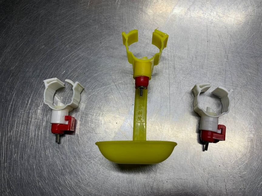 Нипельные поилки для курей