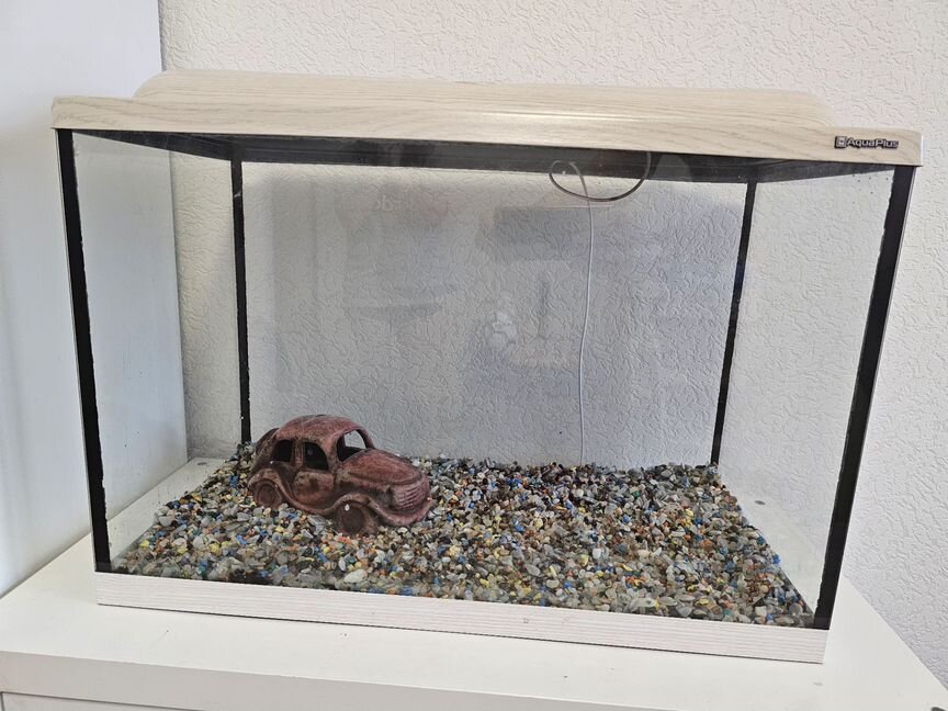 Аквариум с камушками и затопленой машинкой