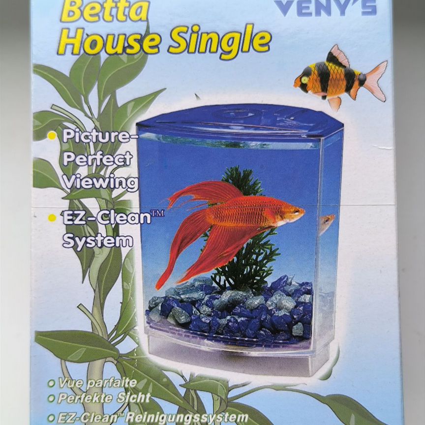 Маленький аквариум с камушками