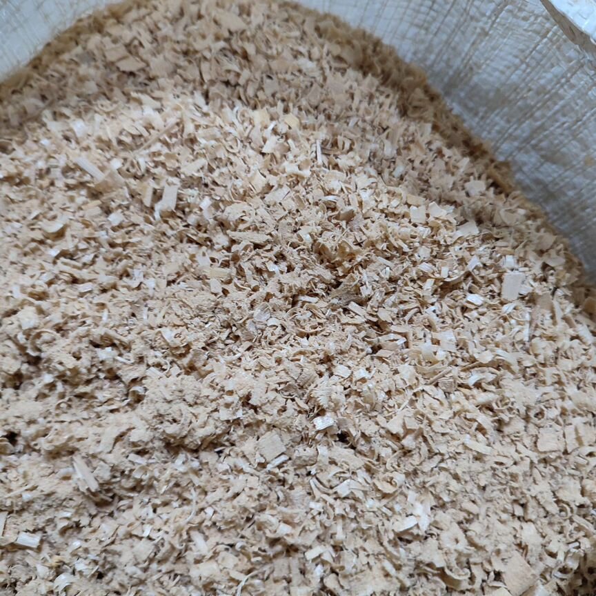 Сухие опилки в мешках