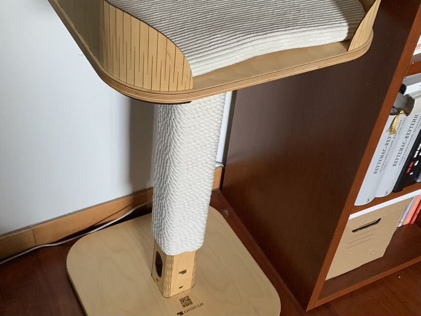 Когтеточка-столбик с лежанкой для кошек