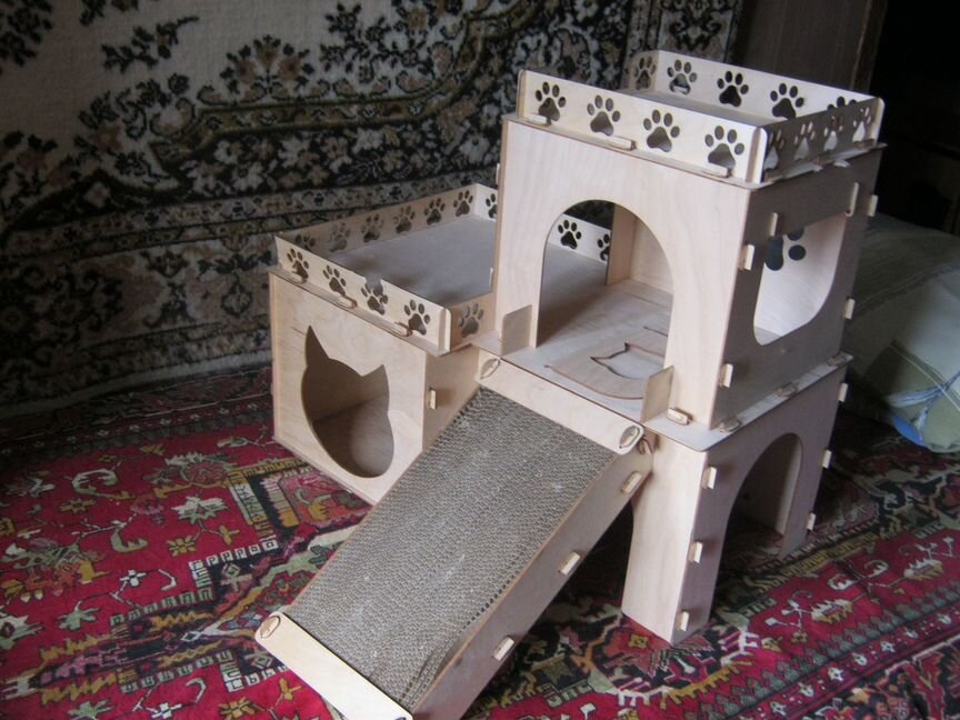 Деревянный домик для кошки