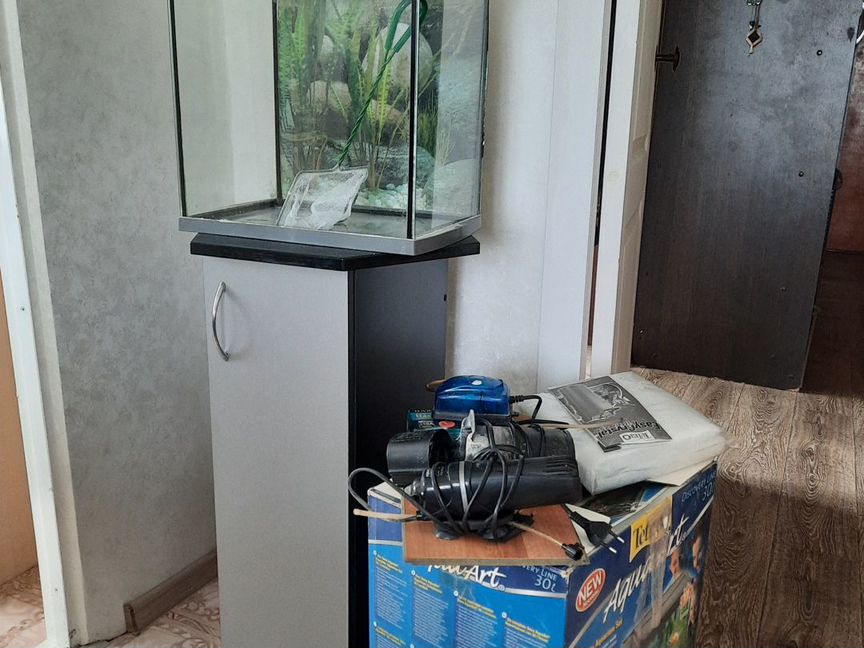 Аквариум с тумбой 30 литров, компрессор и т.д