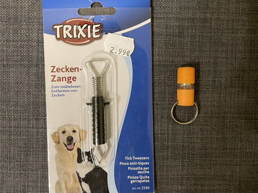 Пинцет от клещей и фонарик на ошейник
