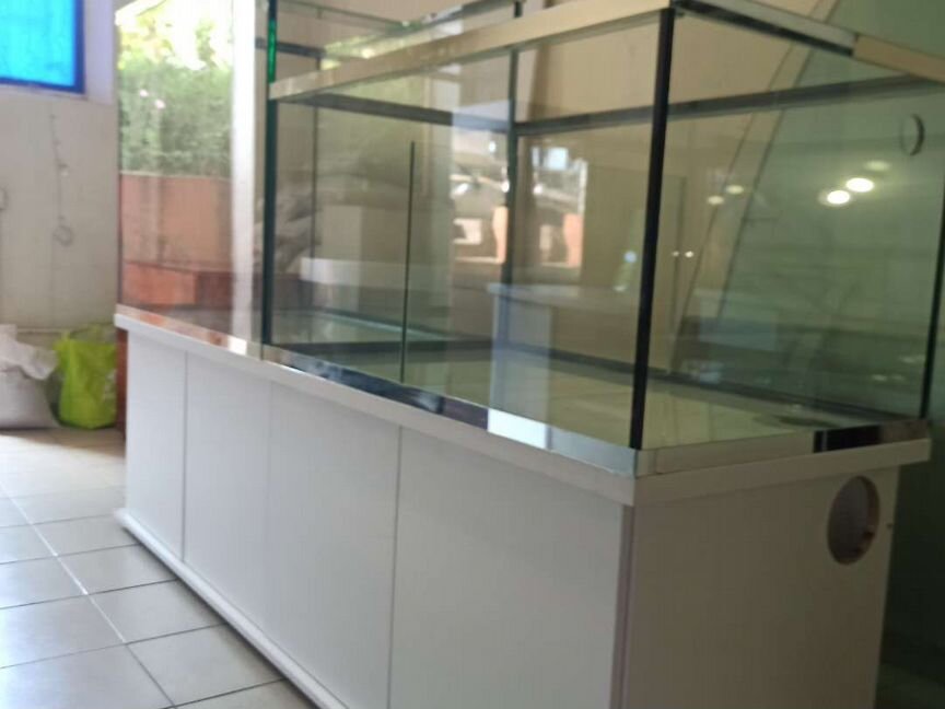 Аквариум для торговли живыми раками и живой рыбой