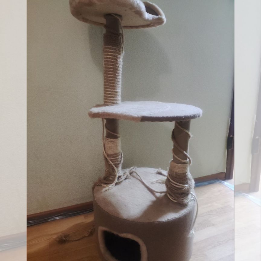 Кошачий домик с когтеточкой