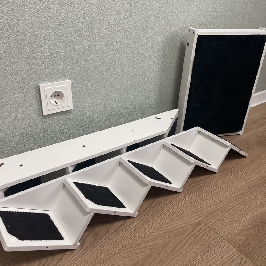 Лесенка для кошек на стену с лежанкой