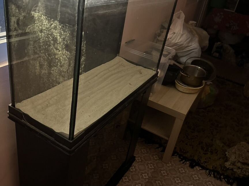 Продам аквариум с песком 80л