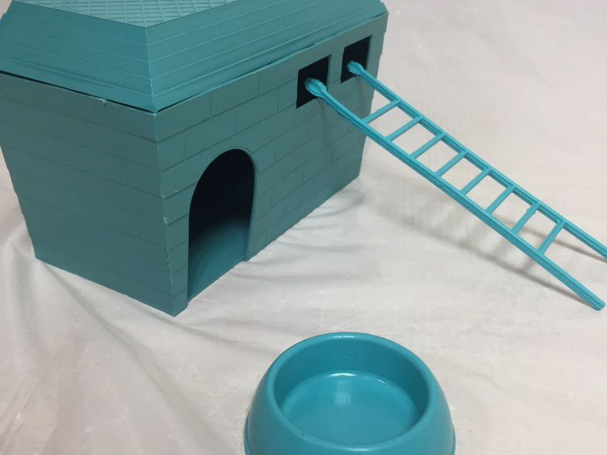 Домик с поилкой и лестницей, лежанка, игрушка