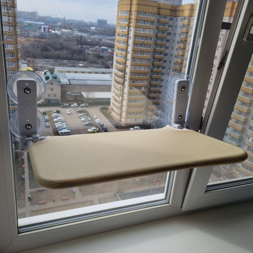 Лежанка для кошек на окно