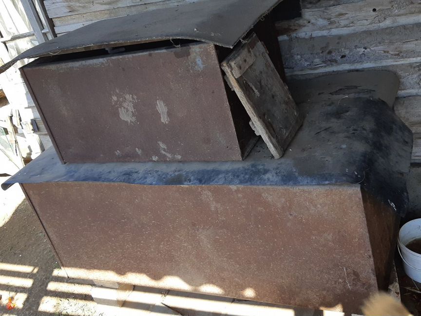 Металлические ящики и бочки