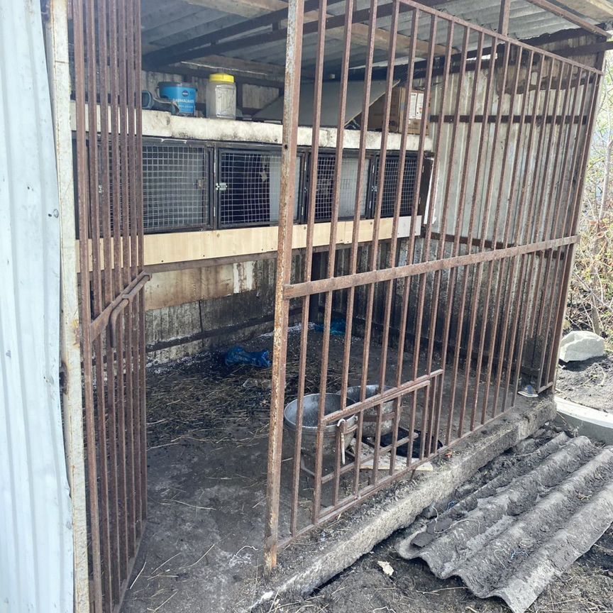 Передняя часть вальера с кармушками