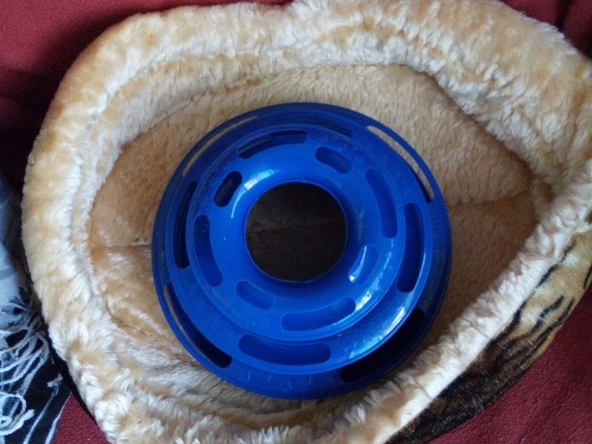 Лежанка для животных и игрушка пирамида д\кошек