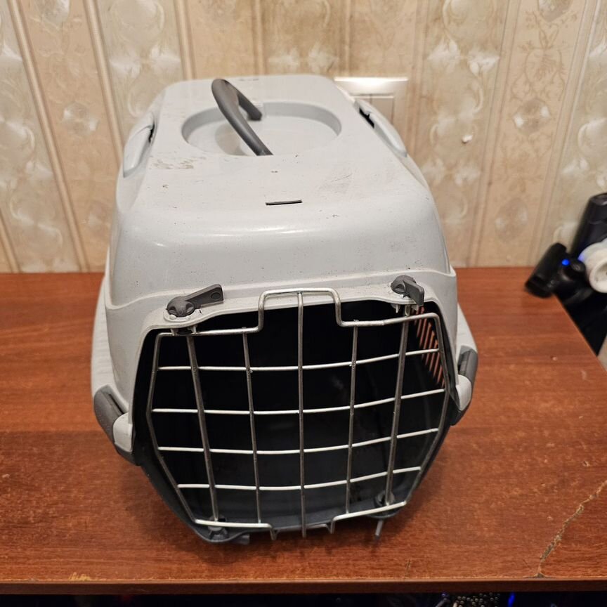 Пластиковая преноска для кошек и собак