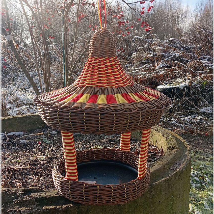 Кормушка для птиц и белок