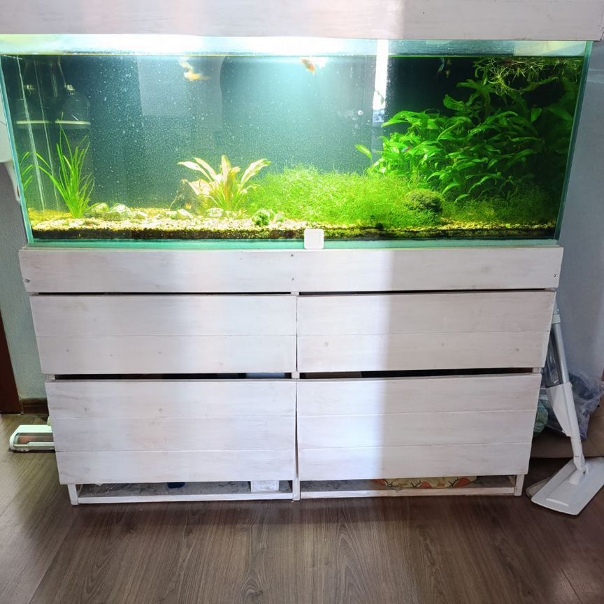 Аквариум с рыбками и тумбой