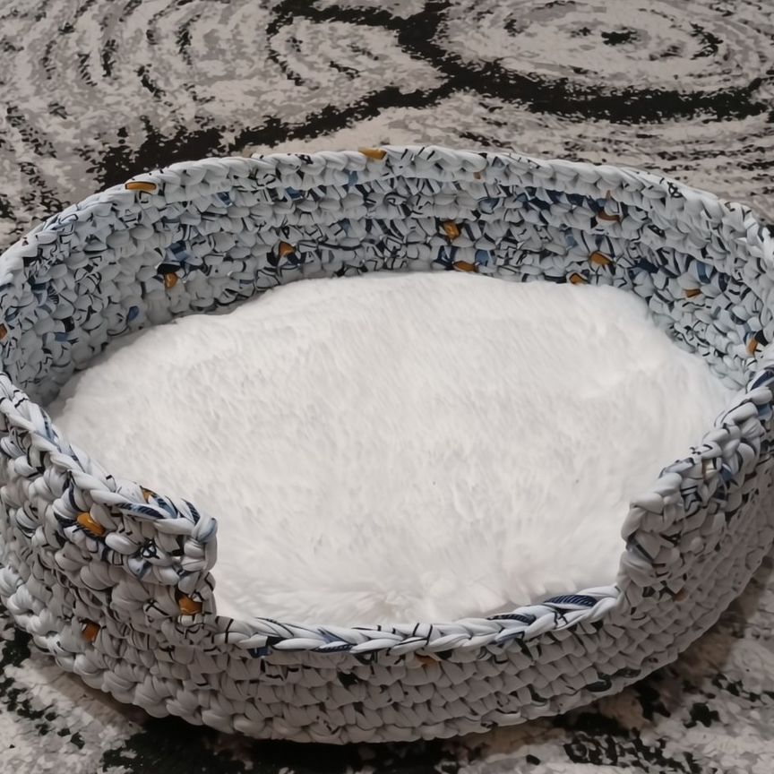 Вязаная лежанка для животных