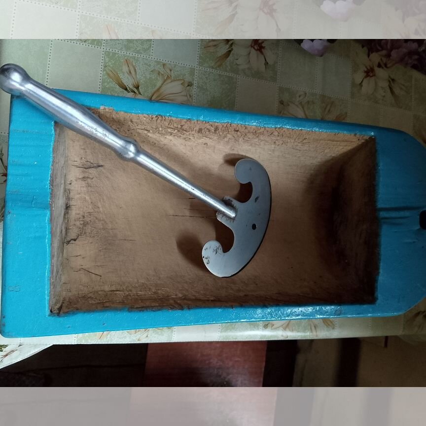 Деревянное корыто и сечка для рубки капусты