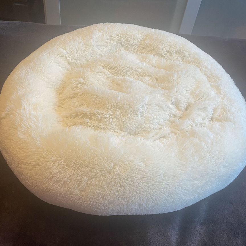 Мягкая уютная лежанка для кошки или собаки