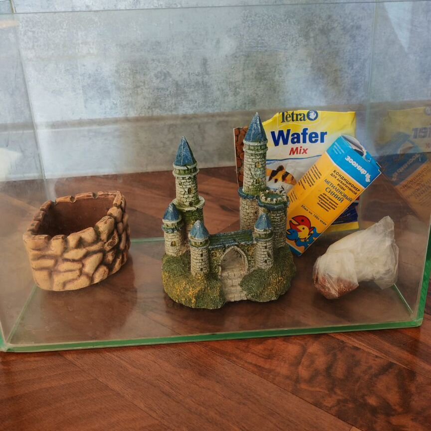 Аквариум с атрибутикой