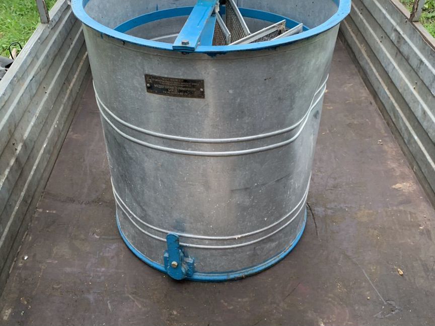 Медогонка 2х рамочная в хорошем состоянии