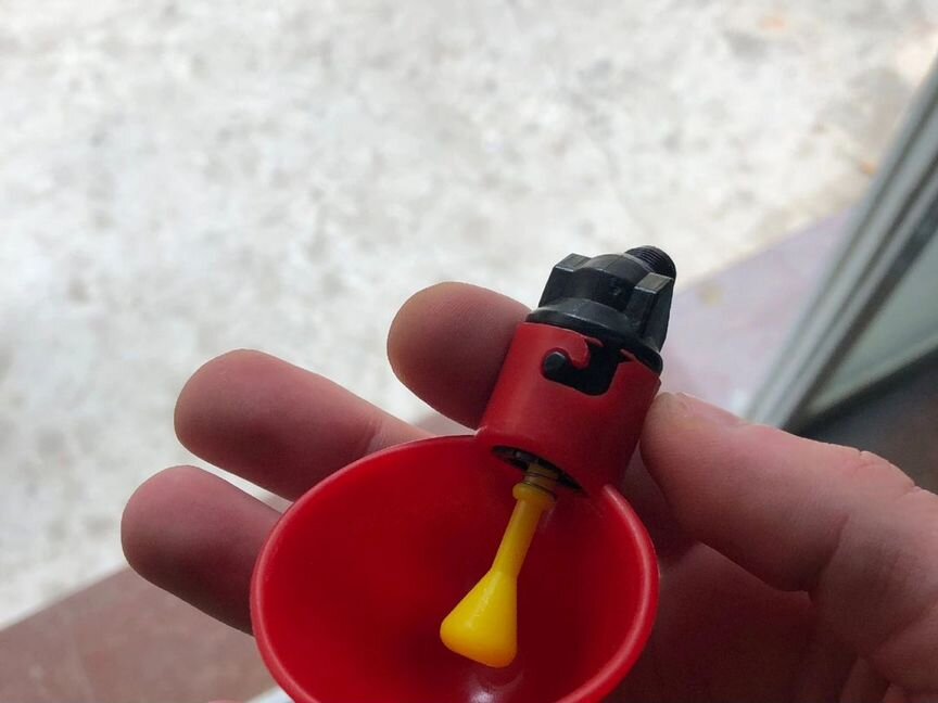 Чашечные поилки для кур