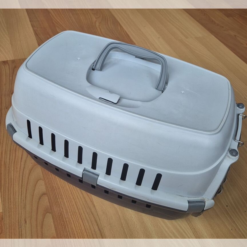 Переноска для кошек и небольших собак