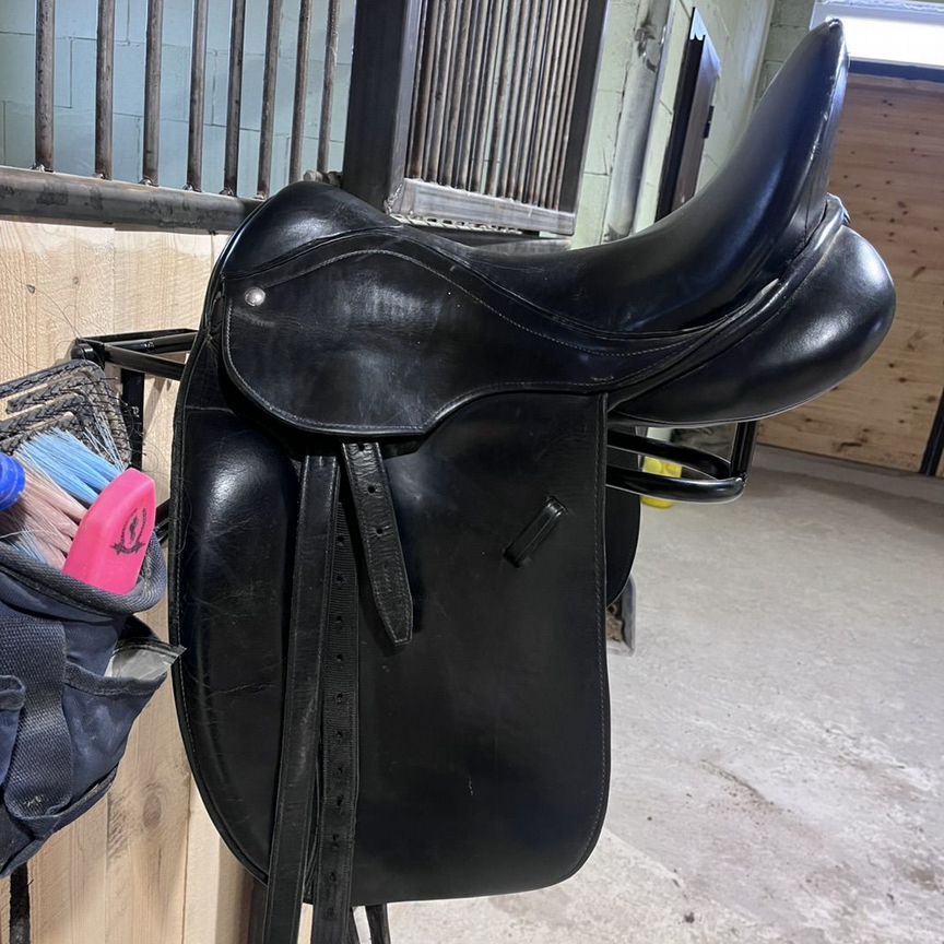Седло для лошади выездка